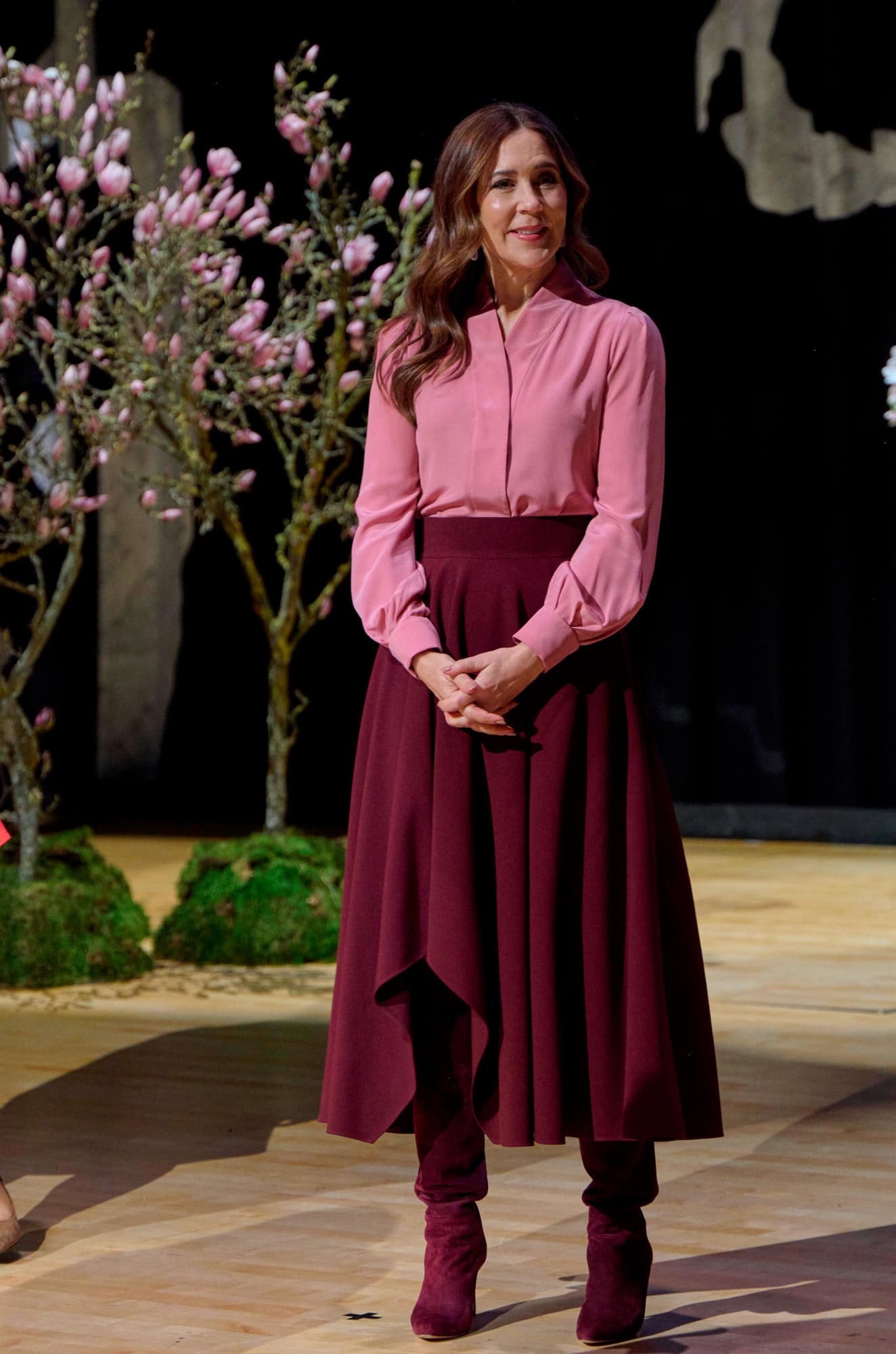 Mary kiest opvallend ensemble uit voor uitreiking awards - Modekoningin ...