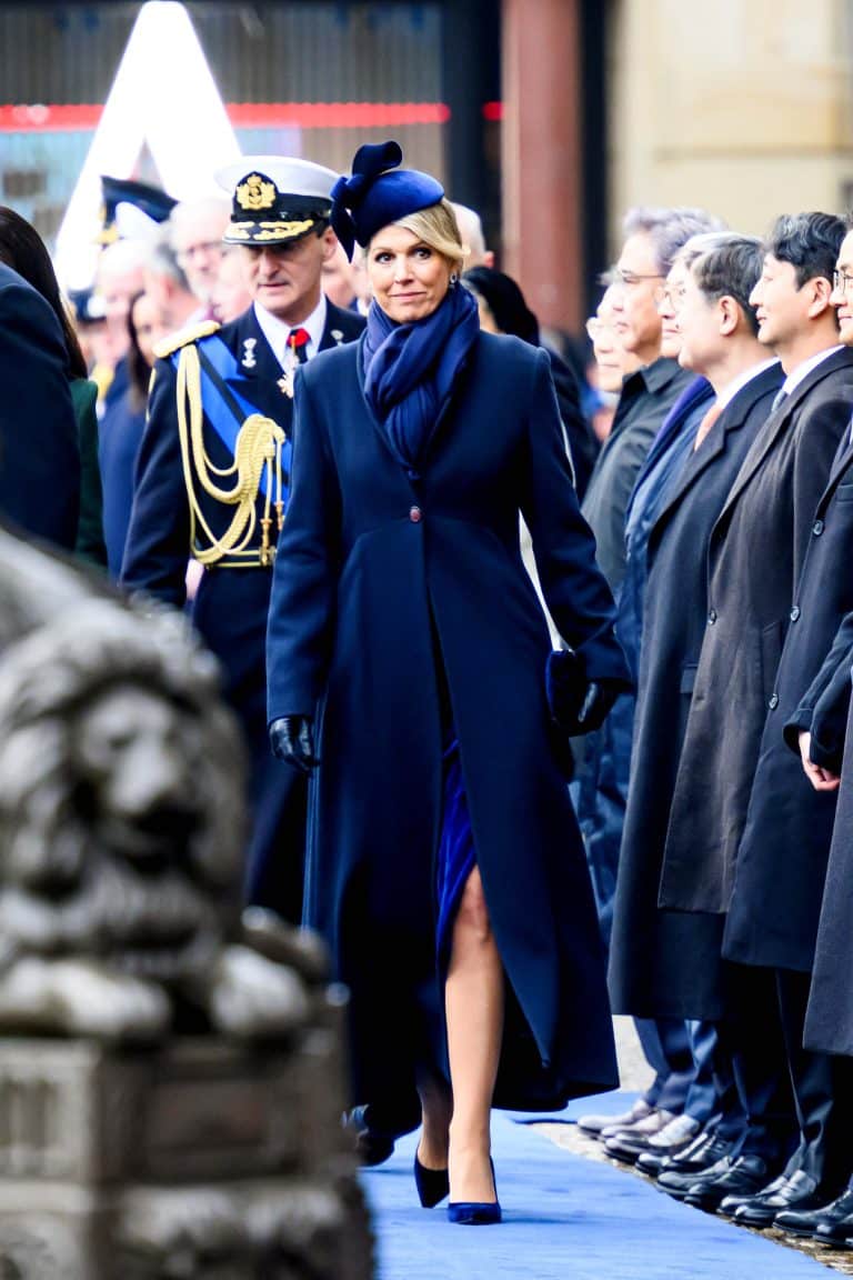 Máxima draagt blauw fluweel in Cyprus - Modekoningin Máxima