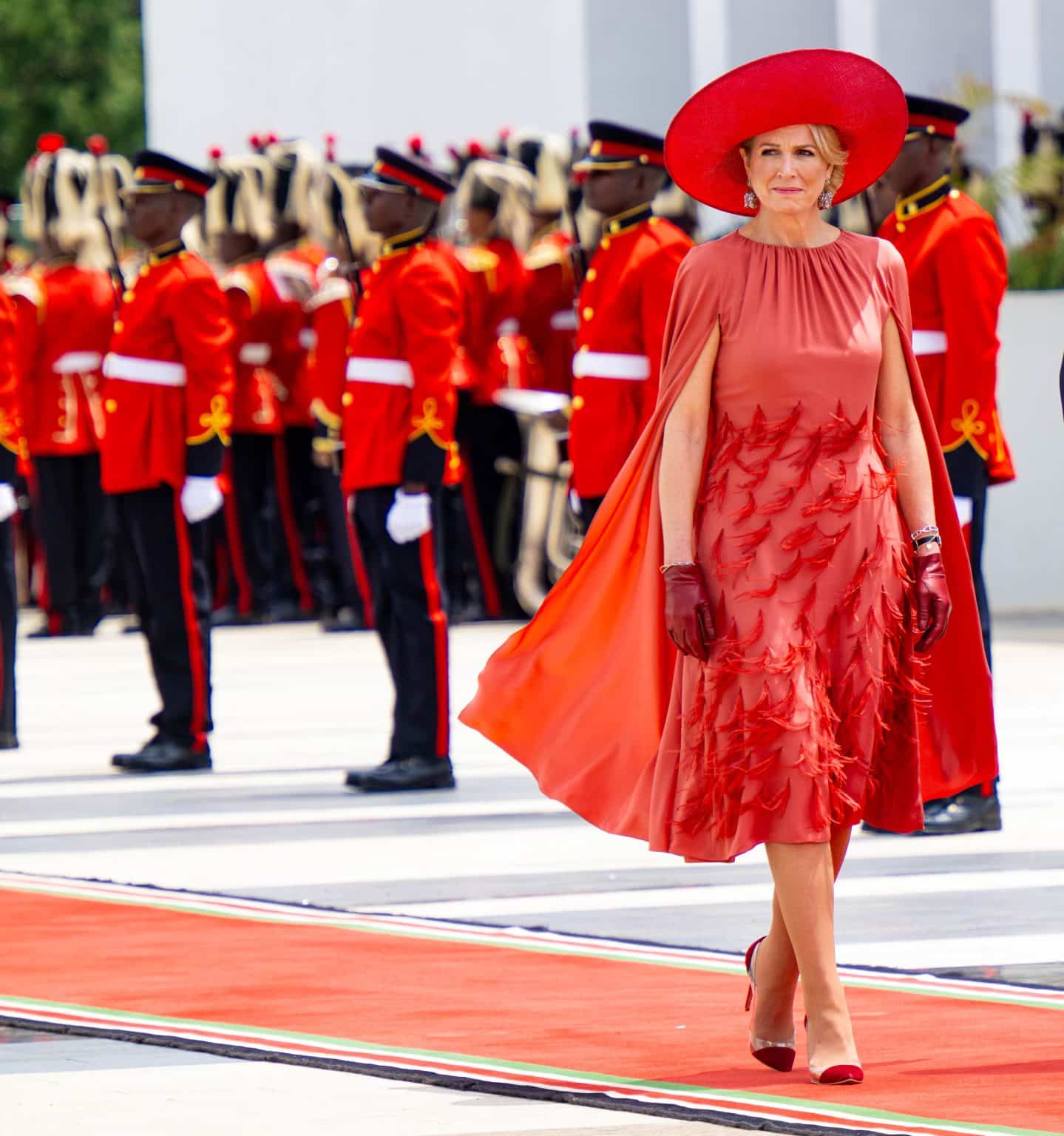 Máxima start staatsbezoek Kenia in nieuwe capejurk - Modekoningin Máxima