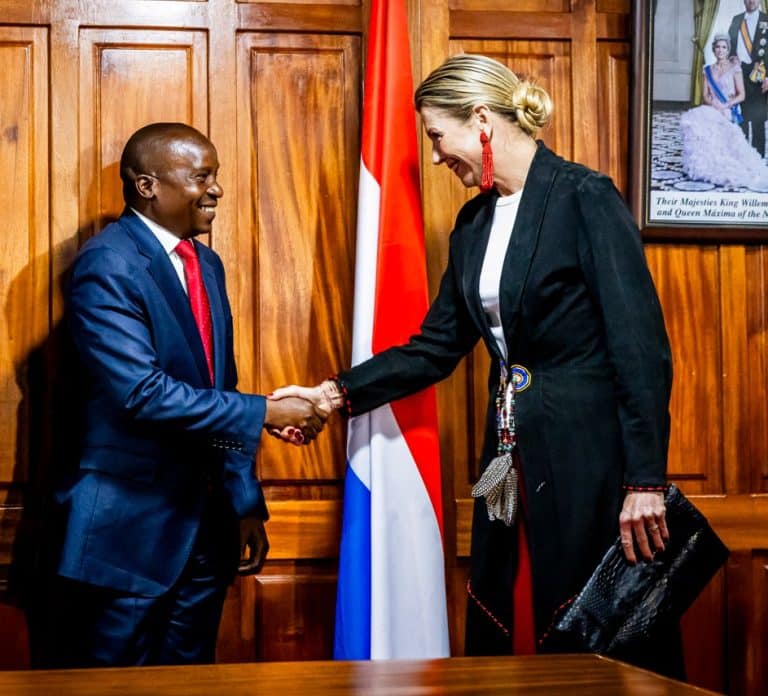 Máxima draagt Keniaanse mode bij start staatsbezoek Kenia ...