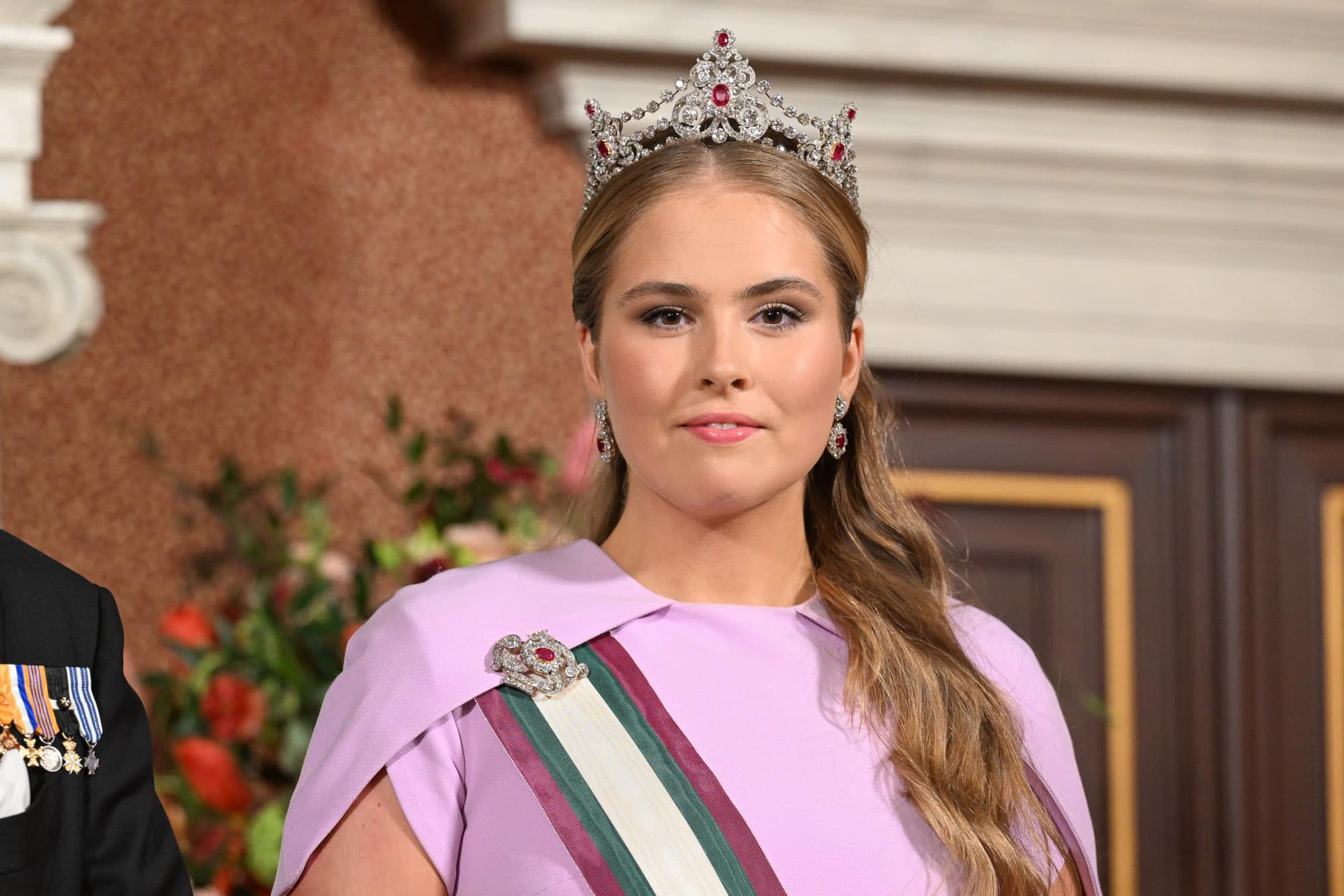 Amalia schittert in capejurk tijdens staatsbanket Oman - Modekoningin ...