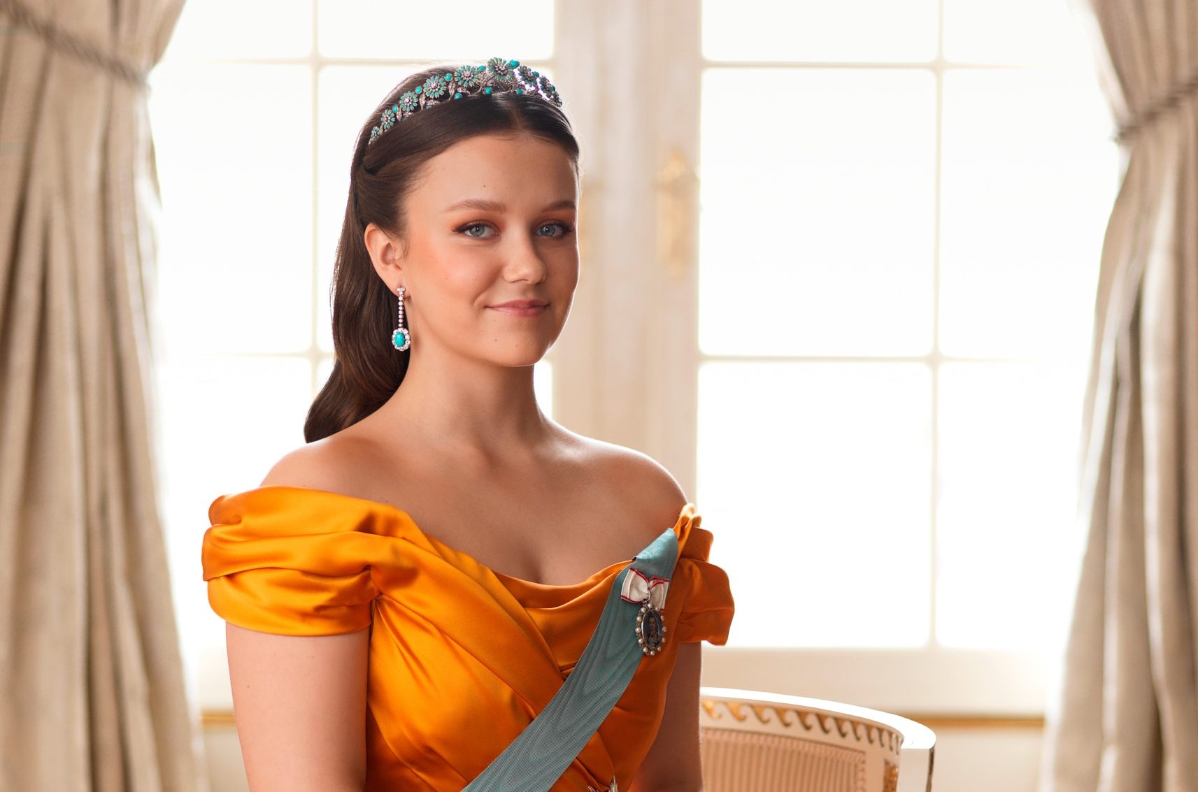 Wauw, prinses Isabella krijgt tiara cadeau en poseert in vol ornaat ...