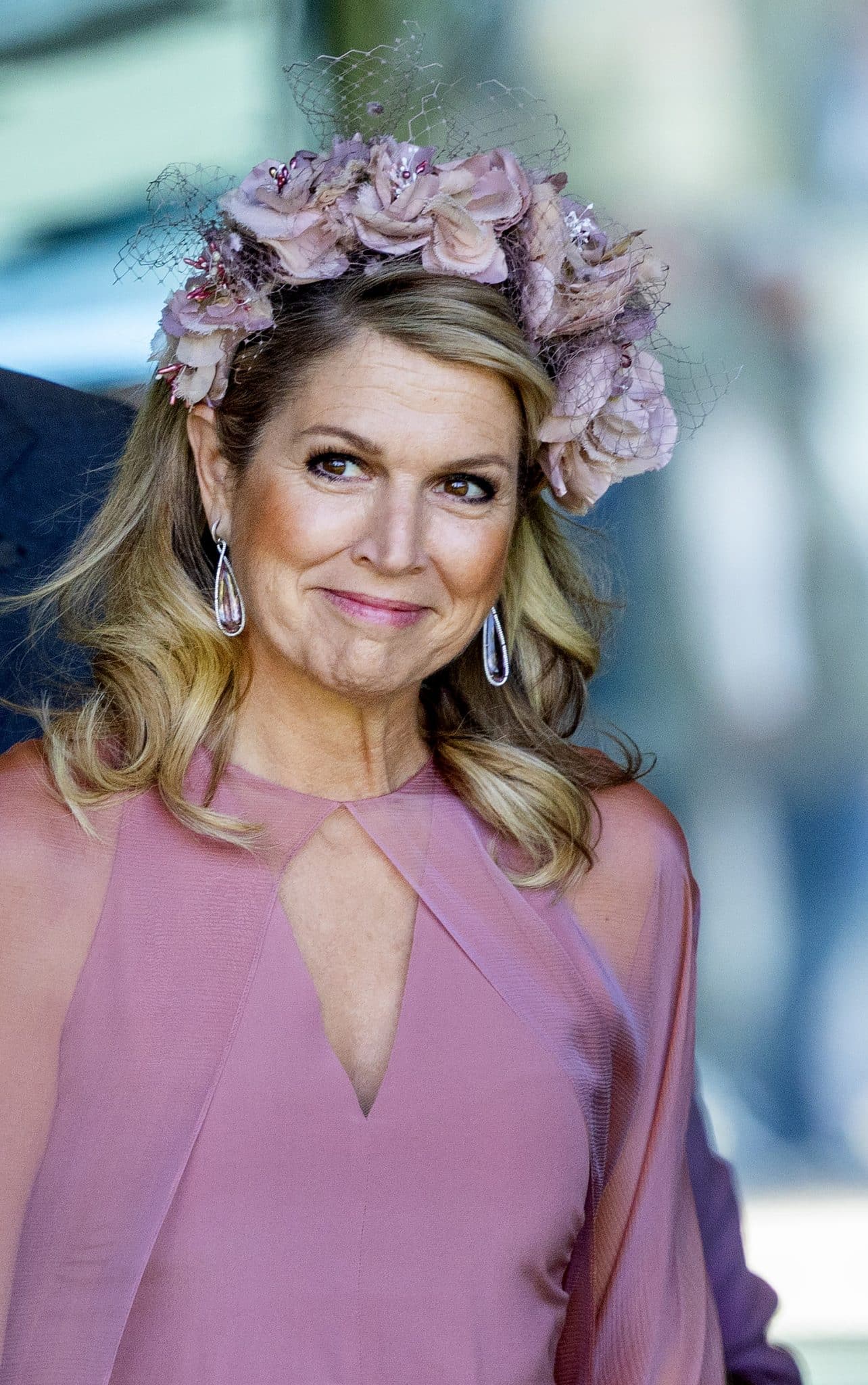 Máxima draagt nieuwe outfit bij opening Fenix - Modekoningin Máxima