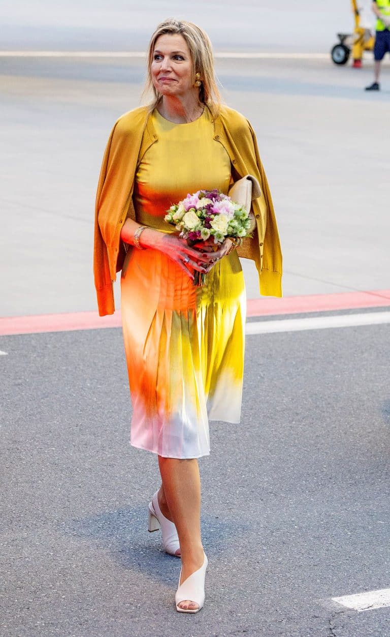 Máxima draagt nieuwe jurk bij aankomst in Tsjechië - Modekoningin Máxima