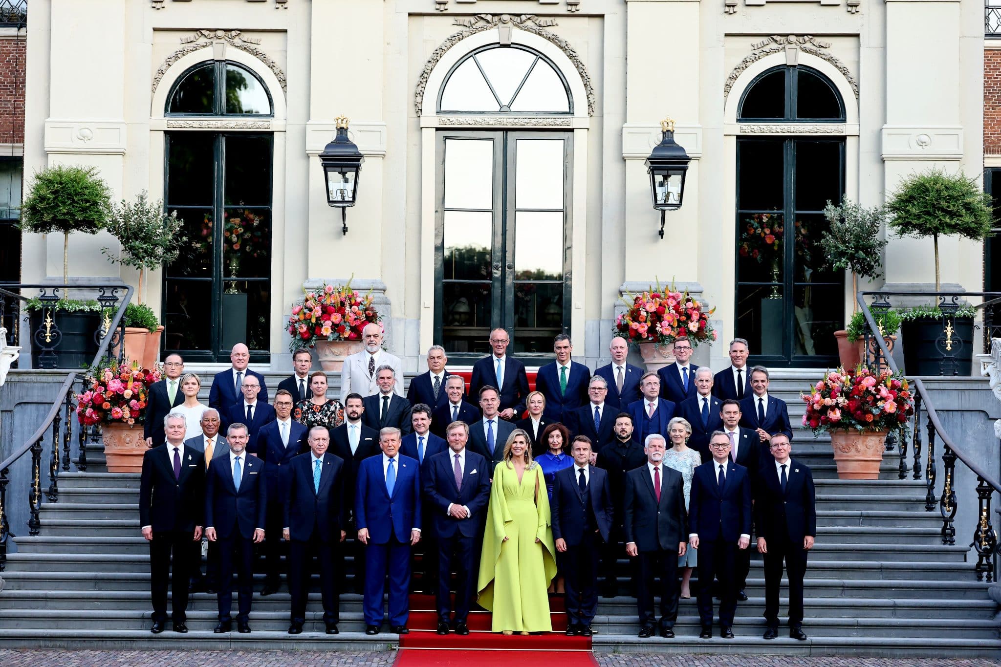 Dit dragen Máxima én Amalia tijdens het NAVO-diner - Modekoningin Máxima