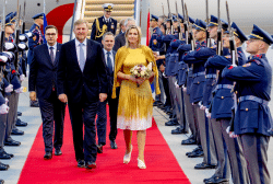Máxima draagt nieuwe jurk bij aankomst in Tsjechië - Modekoningin Máxima
