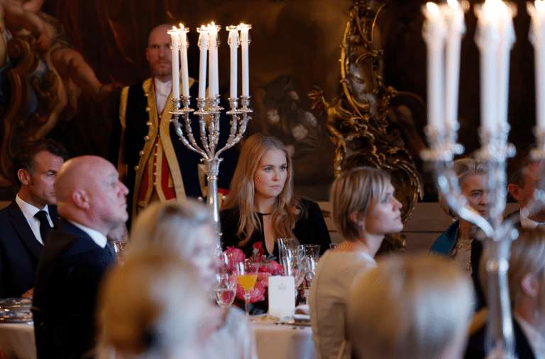 Naast déze personen dineerden Amalia, Máxima en Willem-Alexander bij ...