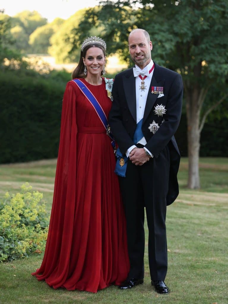 Catherine is toppunt van perfectie in rode capejurk - Modekoningin Máxima