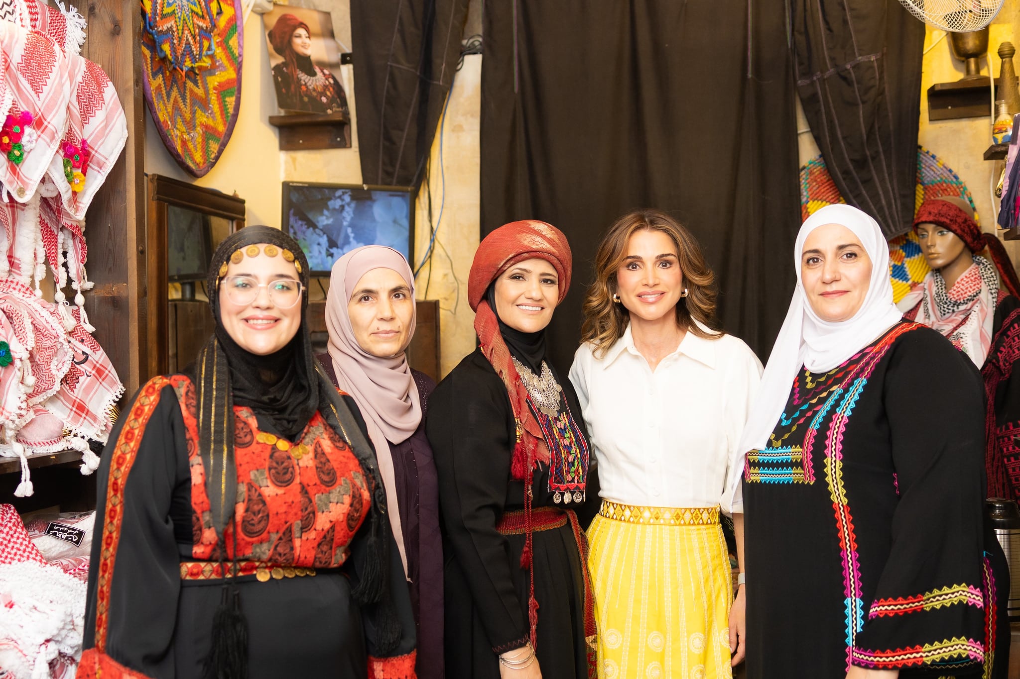 Koningin Rania's nieuwste outfit: zonniger dan de zomer zelf ...