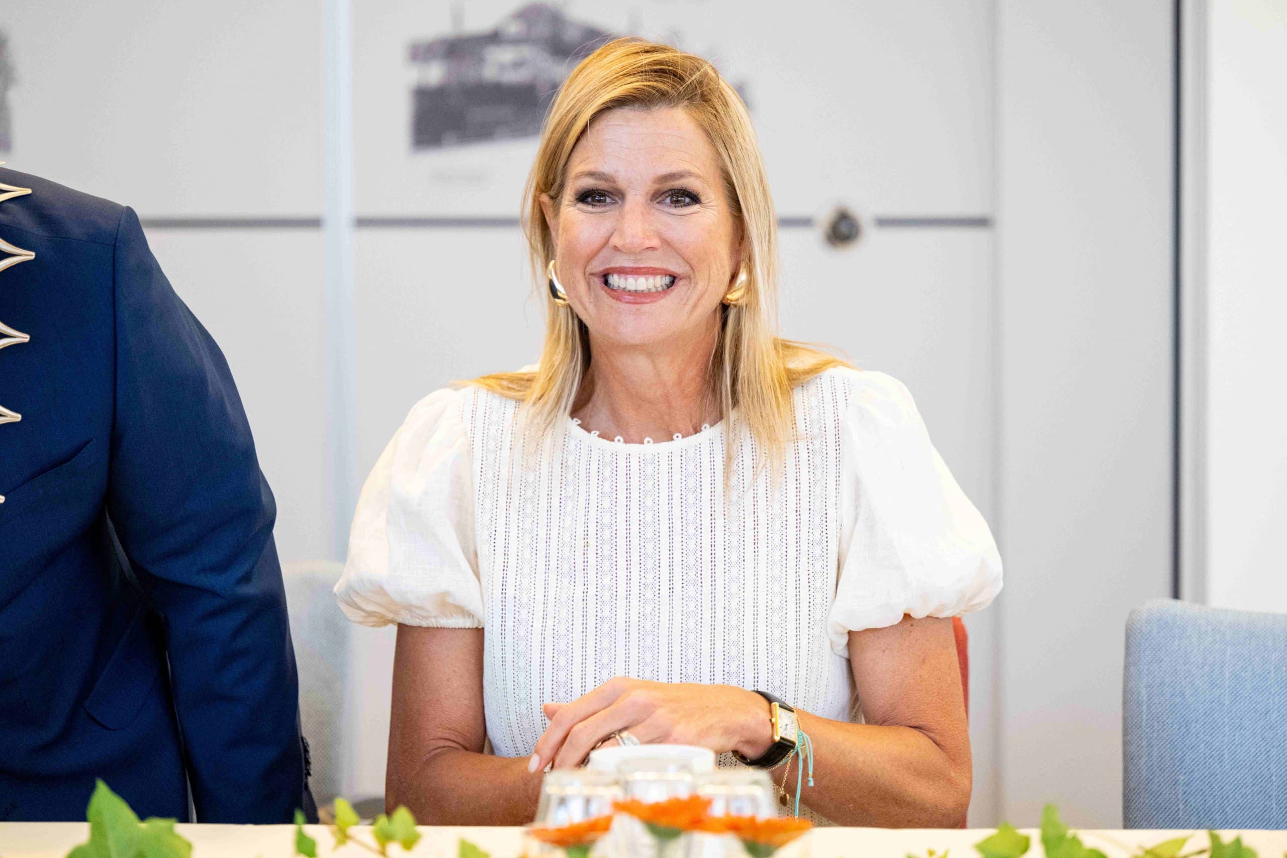 Máxima in het wit tijdens kloosterbezoek Veghel - Modekoningin Máxima