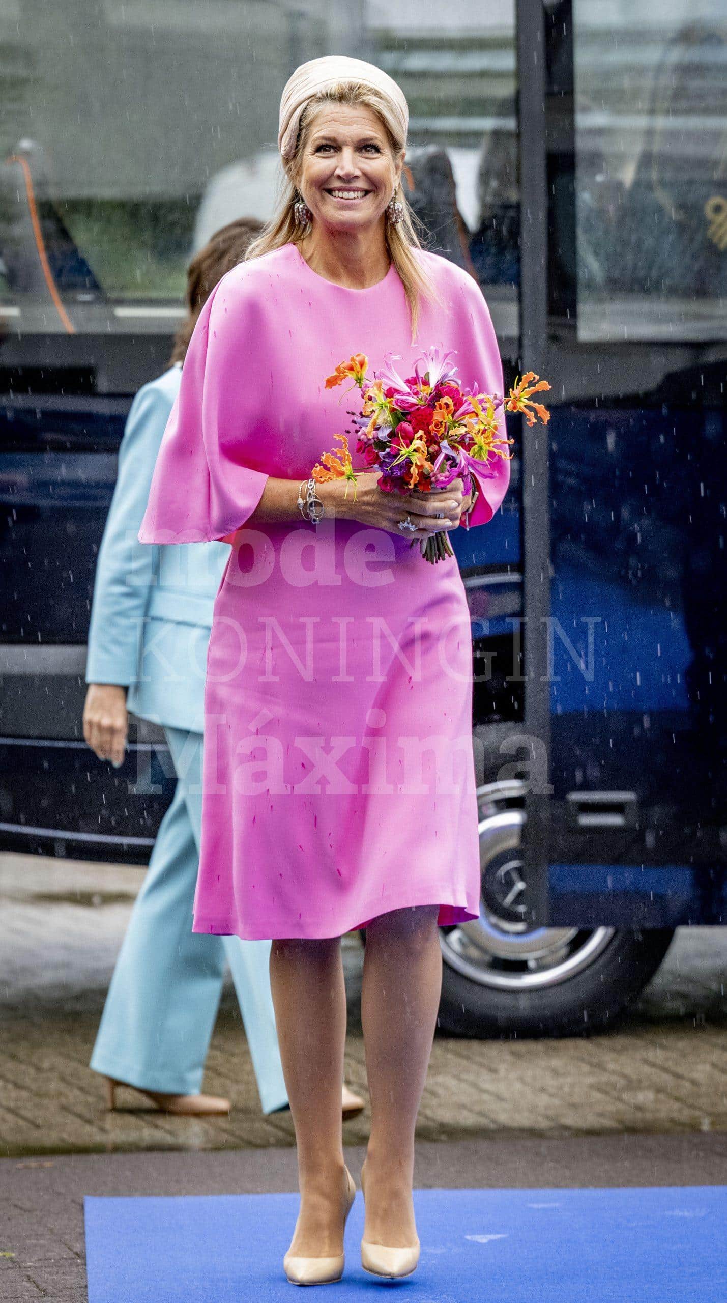 Máxima in het roze tijdens streekbezoek Flevoland - Modekoningin Máxima