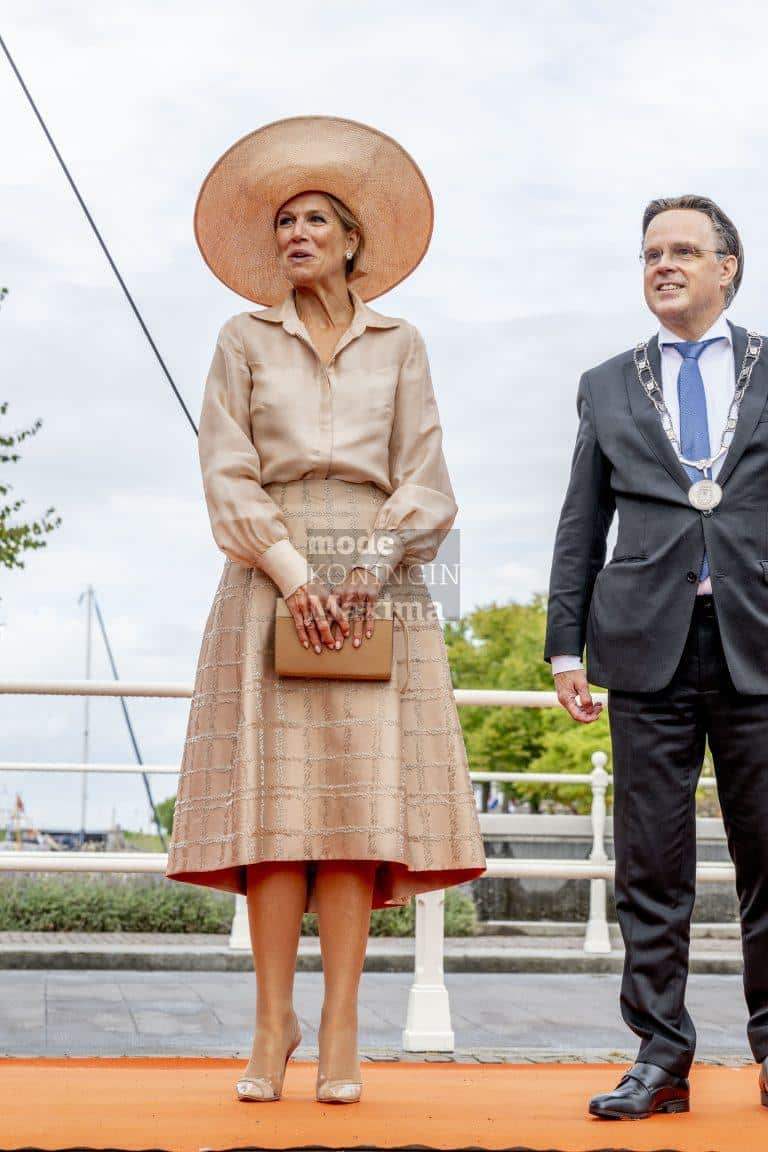 Koningin Máxima opent gerestaureerd Tapijtmuseum - Modekoningin Máxima
