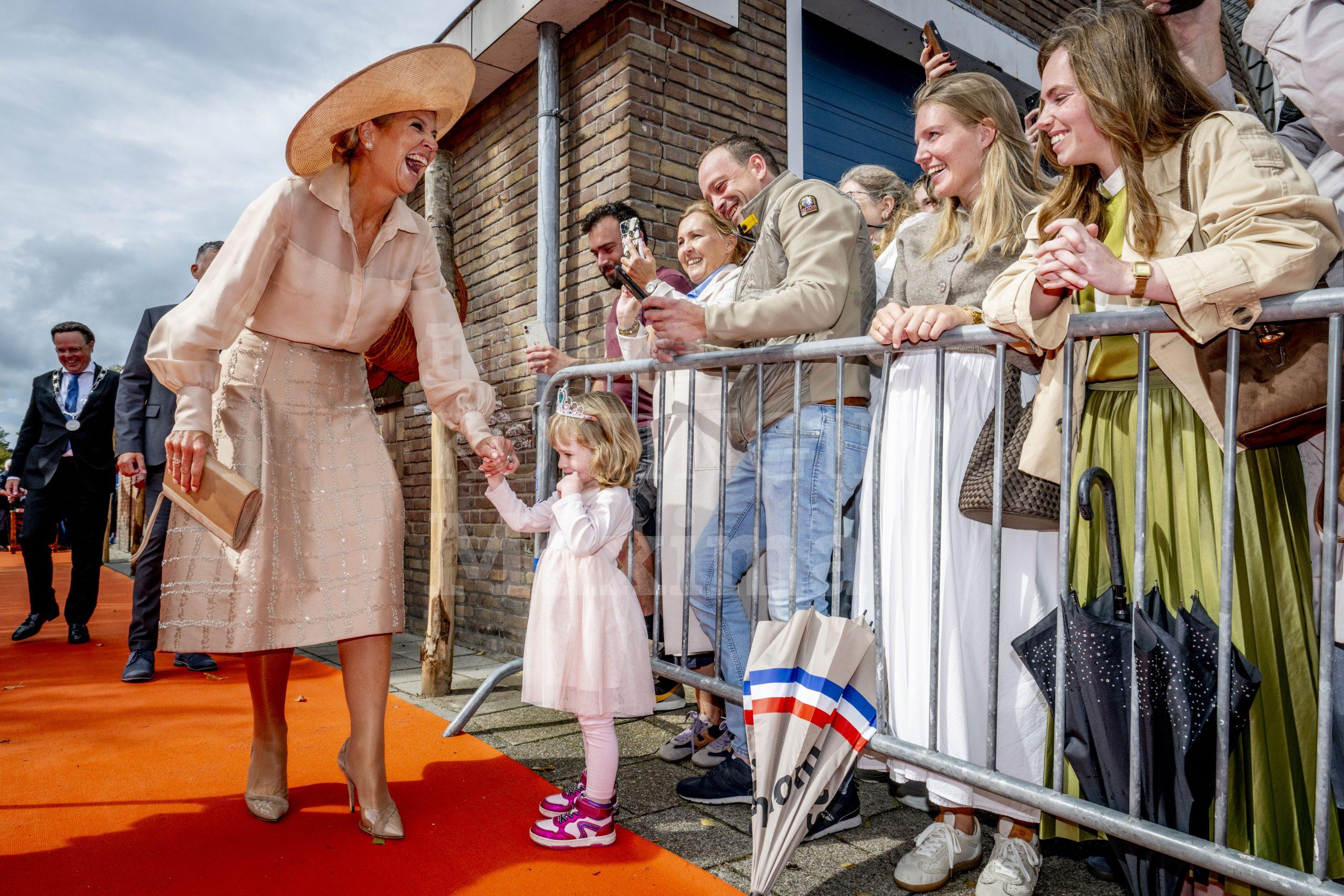Koningin Máxima opent gerestaureerd Tapijtmuseum - Modekoningin Máxima
