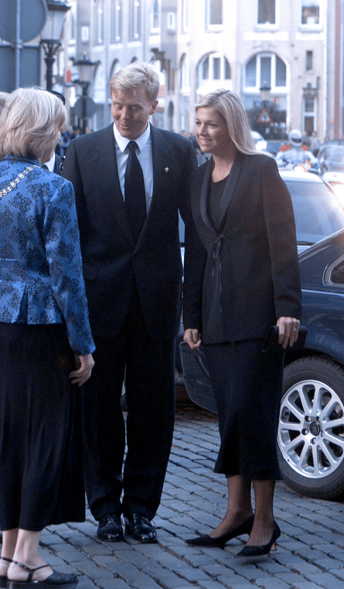 Zwart, stemmig mantelpak - Modekoningin Máxima
