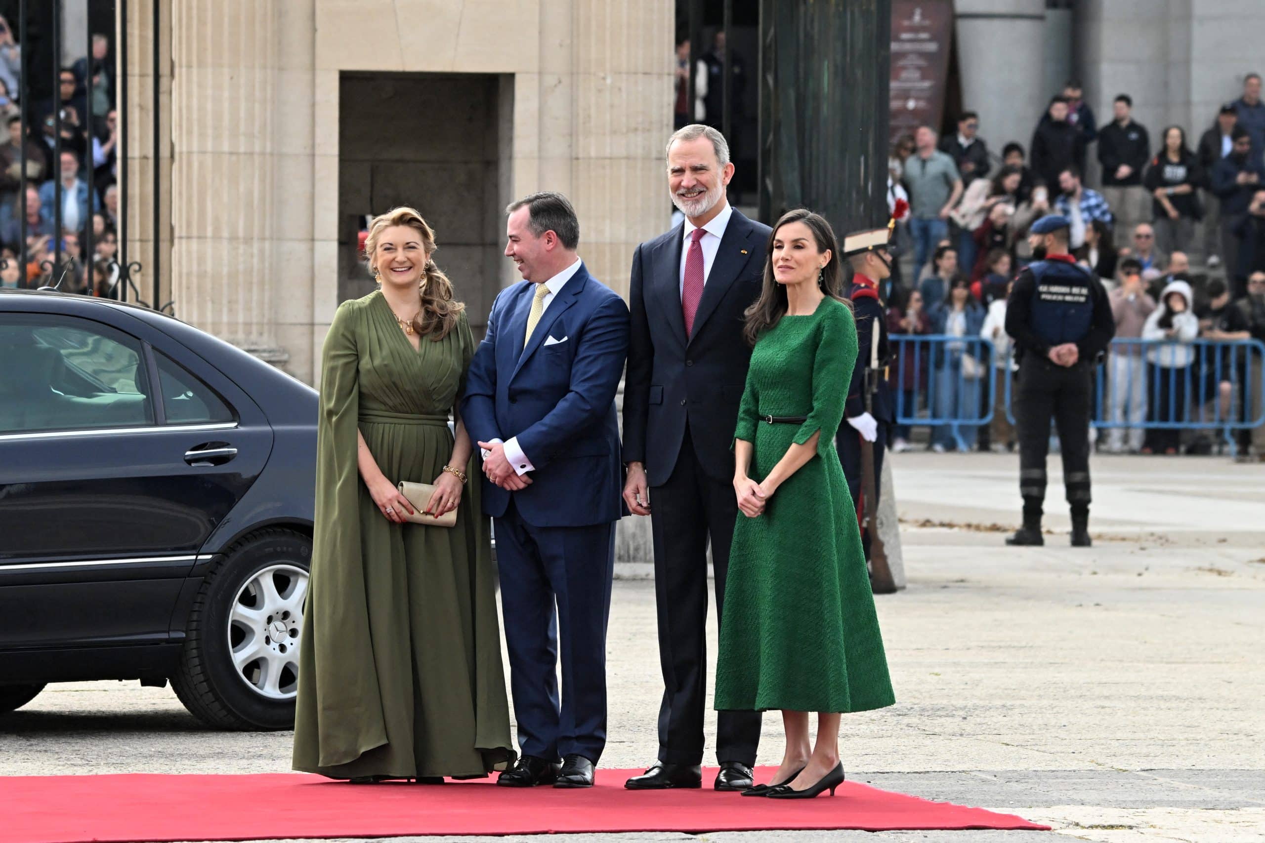 Stéphanie en Letizia maken kennis in 2 verschillende tinten groen ...