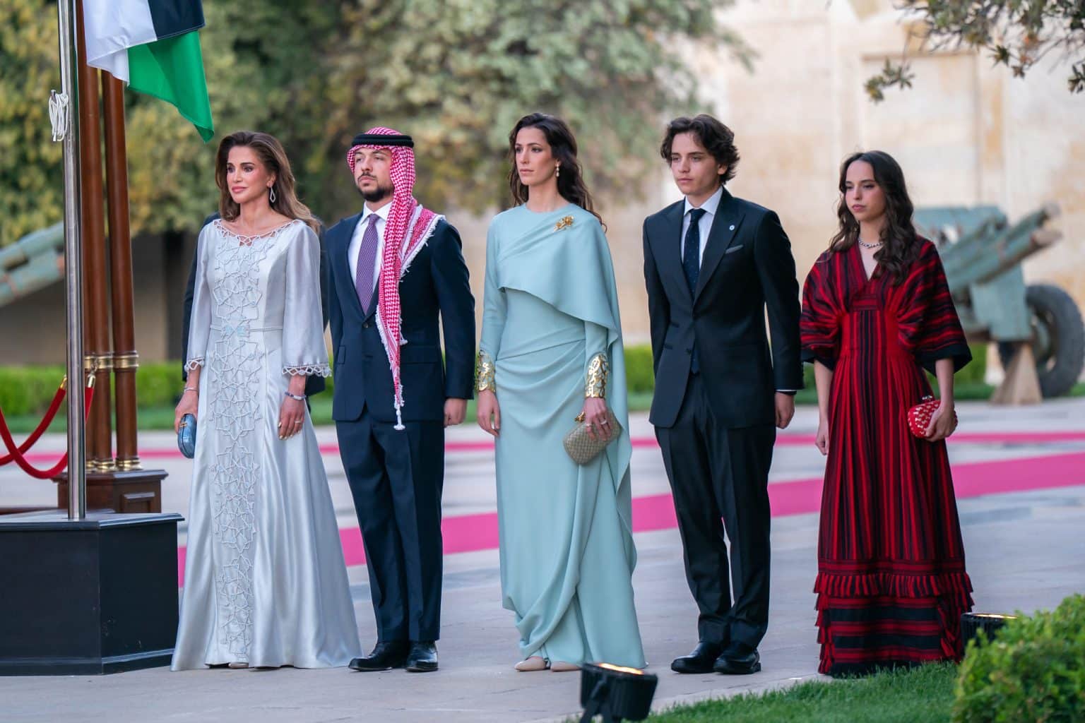 Feestelijke looks bij viering Nationale Feestdag Jordanië, foto's ...
