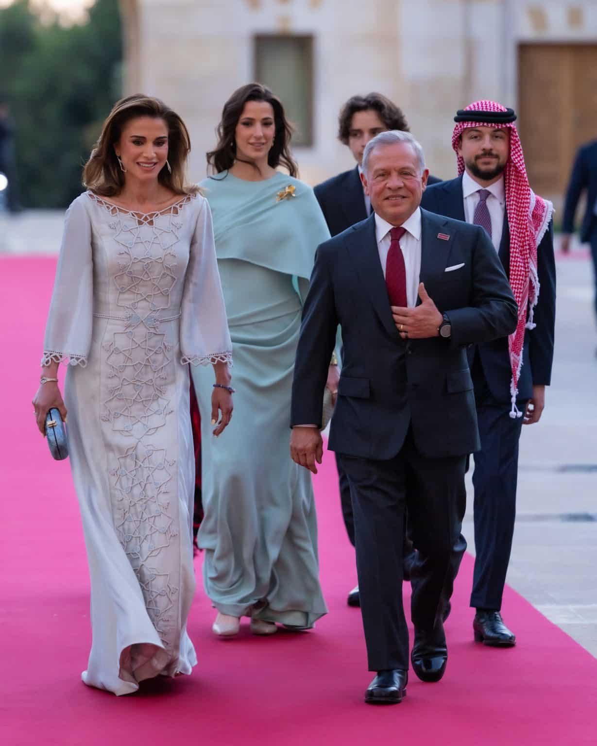 Feestelijke looks bij viering Nationale Feestdag Jordanië, foto's ...