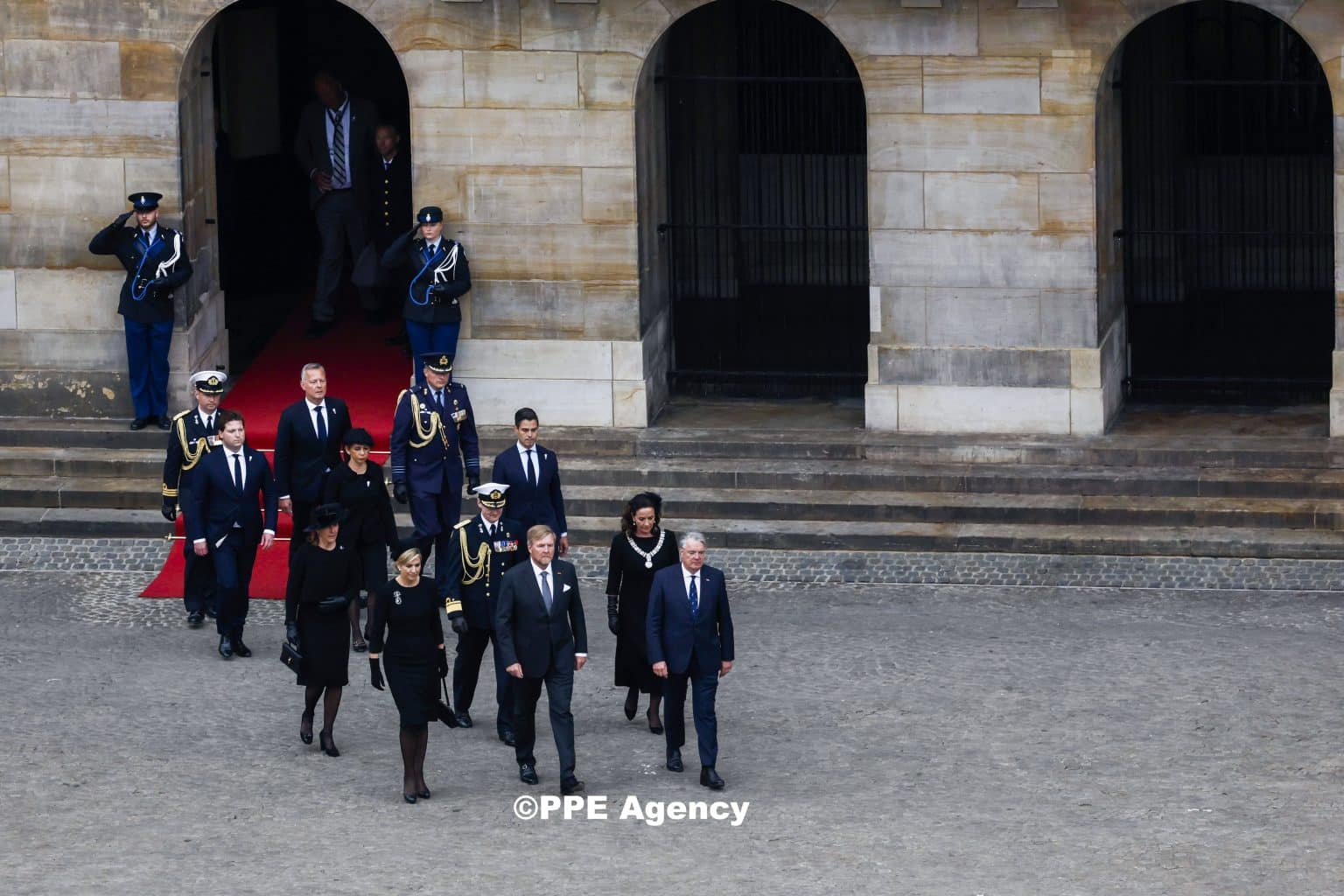 Willem-Alexander en Máxima bij Dodenherdenking op De Dam - Modekoningin ...