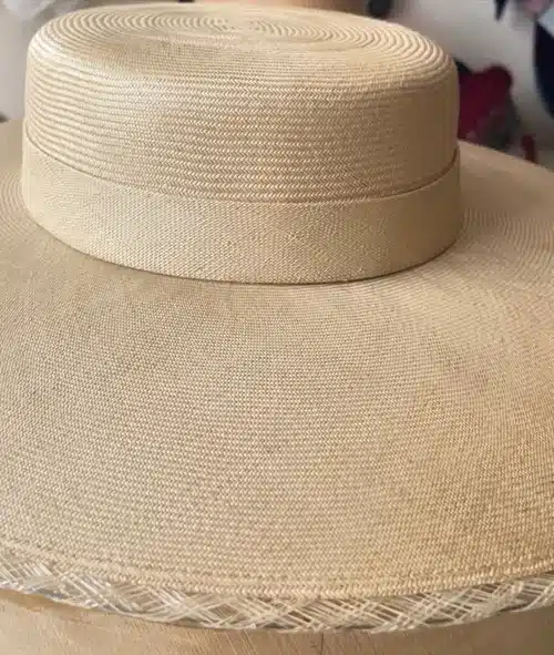 Koningin Mary draagt grote nieuwe hoed op eerste dag zomertour ...